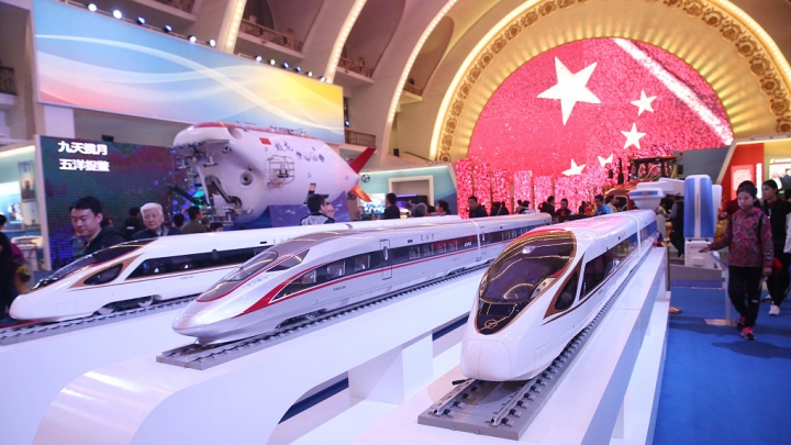 Fuxing bullet train popular model at exhibition - China Plus