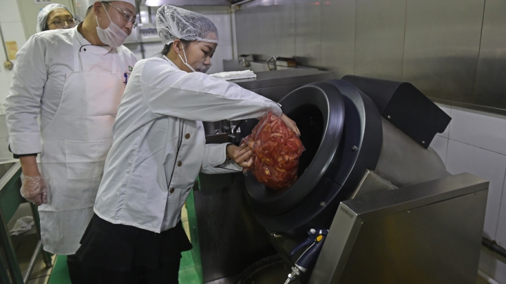 Automatic cooks at college take six minutes to cook a dish - China Plus