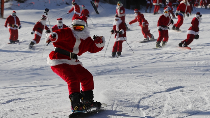 Players dressed as Santa Claus at annual Santa Sunday event - China Plus