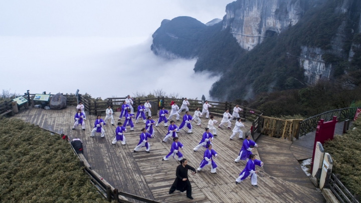300 people brave Chongqing cold to practice Taichi - China Plus