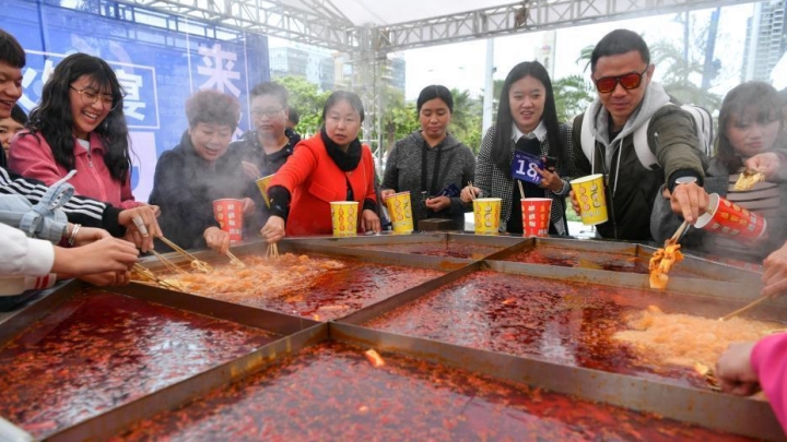 Giant hot pot serves crowds in Yunnan - China Plus