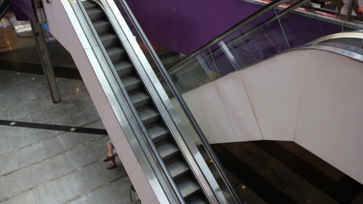 'Mini' escalator appears in Chongqing mall - China Plus