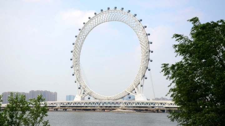 The World's largest spokeless Ferris wheel officially opened in Shandong - China Plus