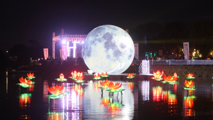 Super "artificial moon" spotted across China for Mid-Autumn Festival ...