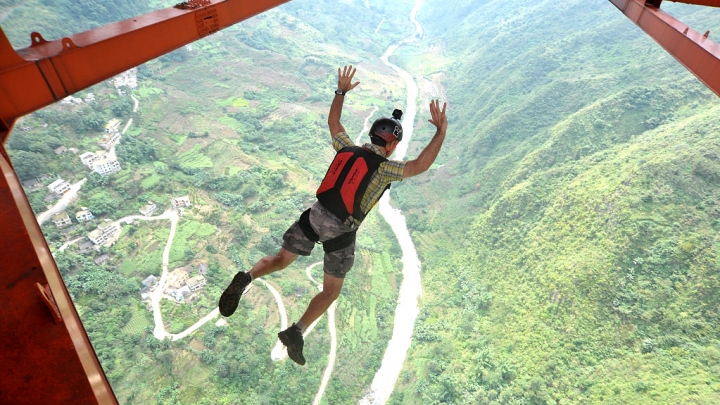 Skydivers jump from the Baling River Bridge in Guizhou - China Plus