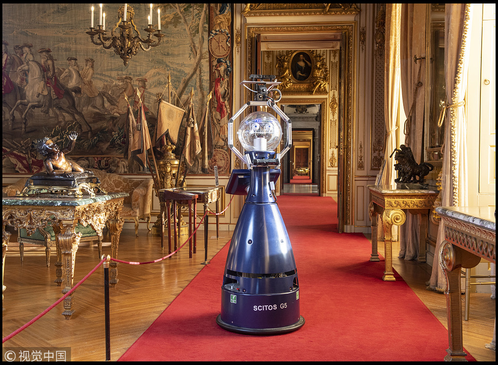 Churchill's birthplace at Blenheim Palace tries robot tour guide ...