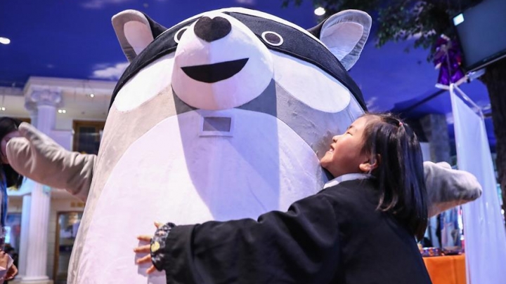 Children hug cartoon figure for raising public awareness of rare diseases in Beijing - China Plus