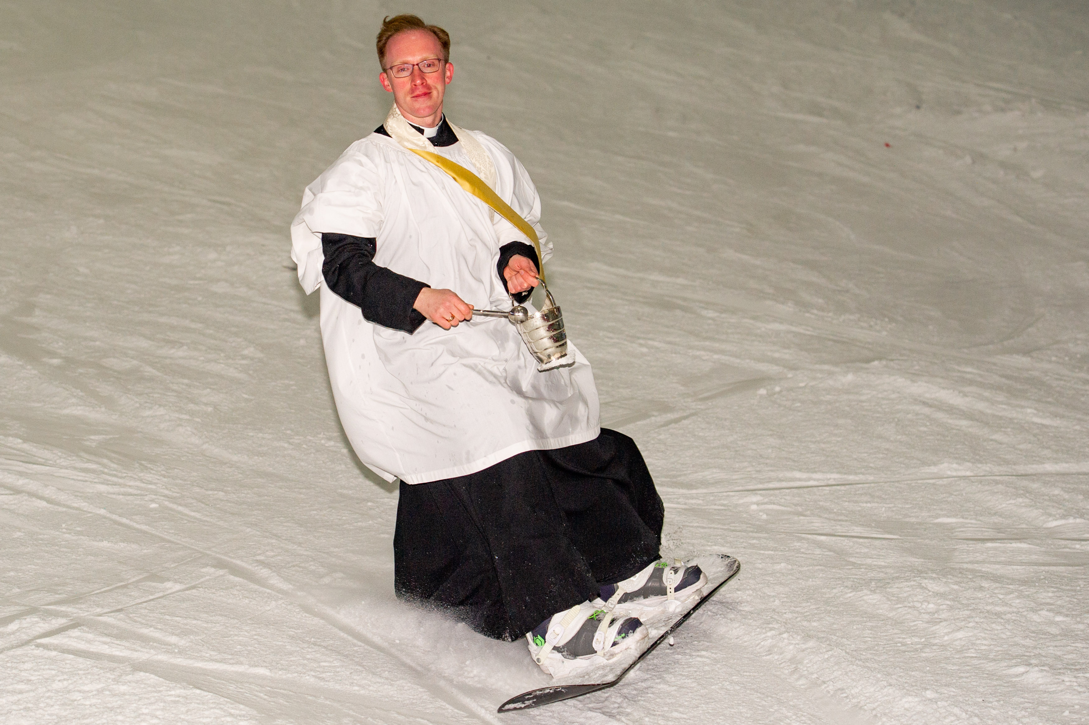 Priest performs snowboarding church service - China Plus
