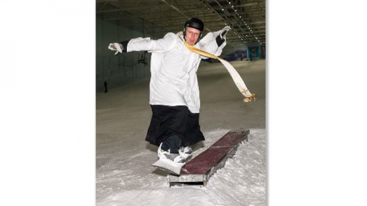 Priest performs snowboarding church service - China Plus