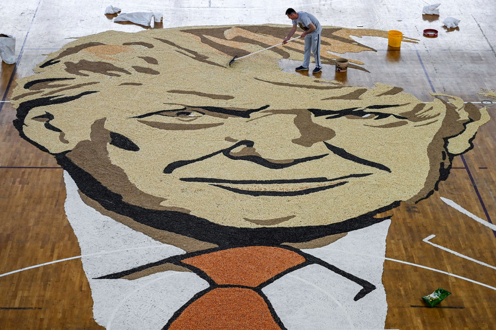 Kosovo artist aims for Guiness World Record with giant Trump mosaic ...