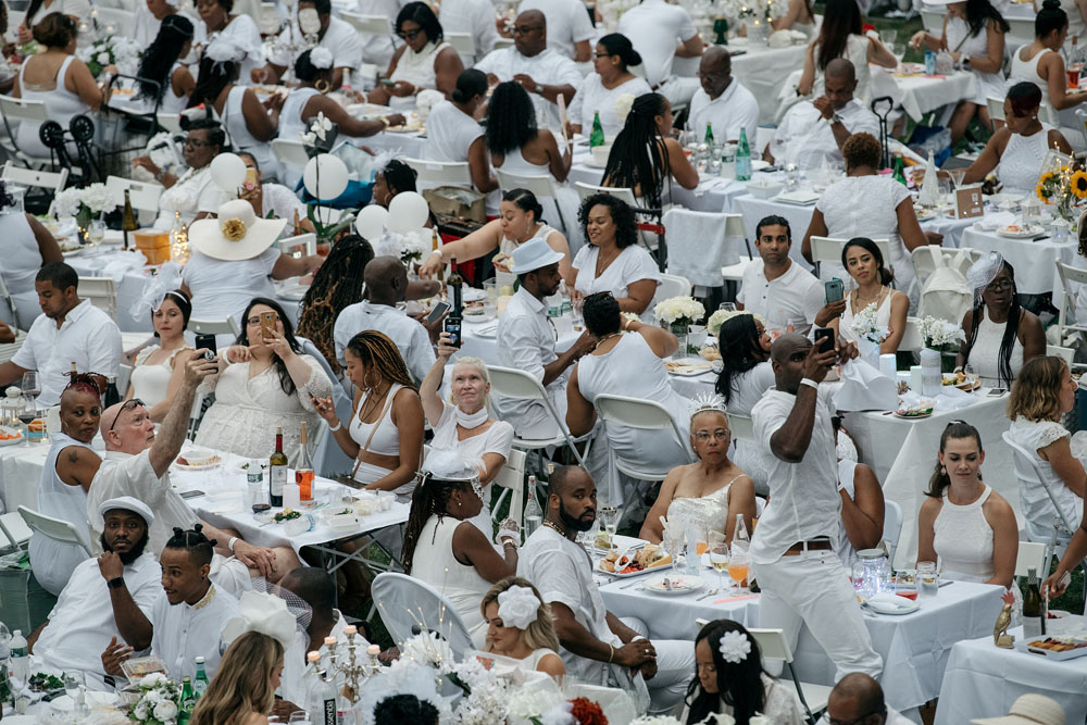 Thousands dressed in white at Diner en Blanc in New York City - China Plus