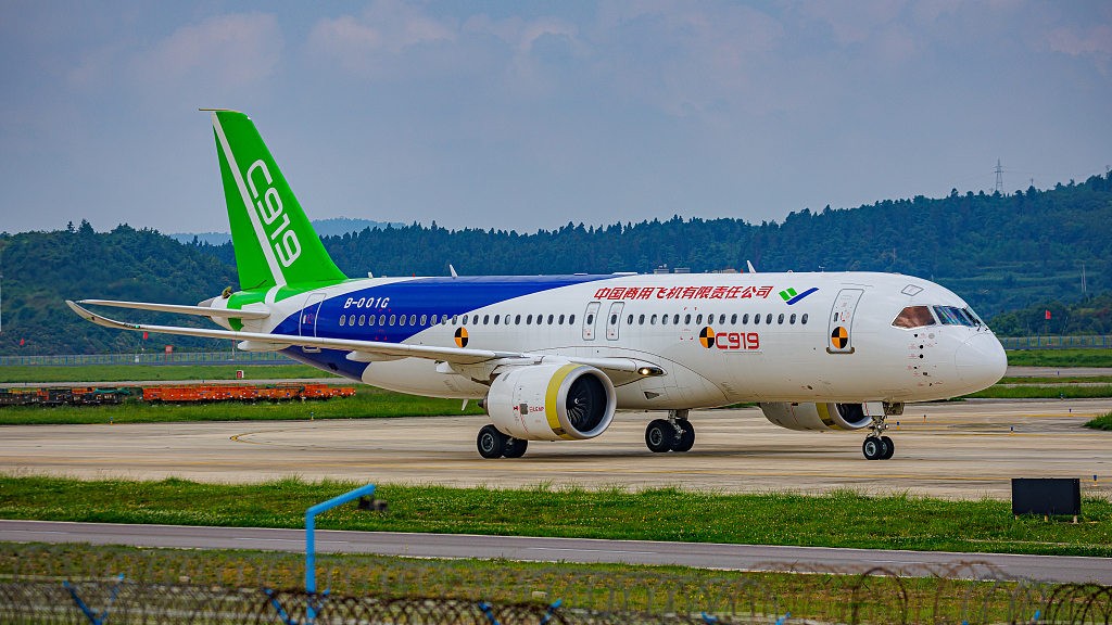 Čínský prezident Xi Jinping se v Pekingu setkal s týmem projektu letadla C919