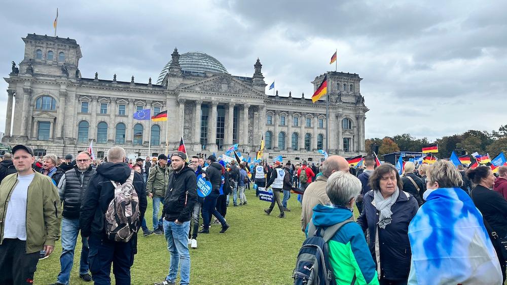 Zehntausende Menschen protestieren in Berlin