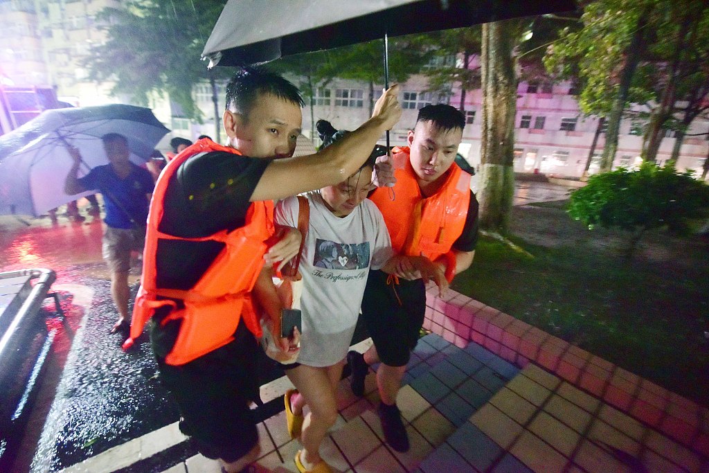 Над 80 000 души в Гуандун бяха евакуирани заради проливните дъждове