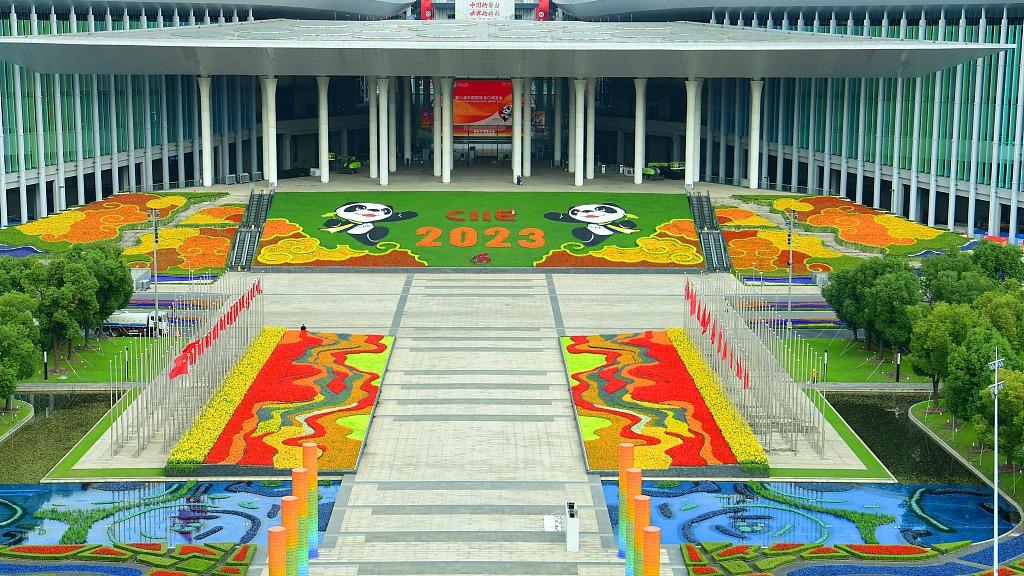 Li Qiang nimmt an Eröffnung von 6. CIIE teil