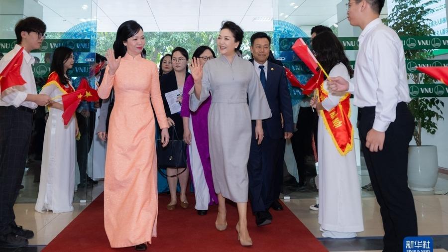 Peng Lijuan i Fan Ti Tan Tam posetile Nacionalni univerzitet u Hanoju