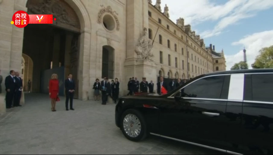 Си Дзинпин пристигна на церемонията по посрещане в Париж
