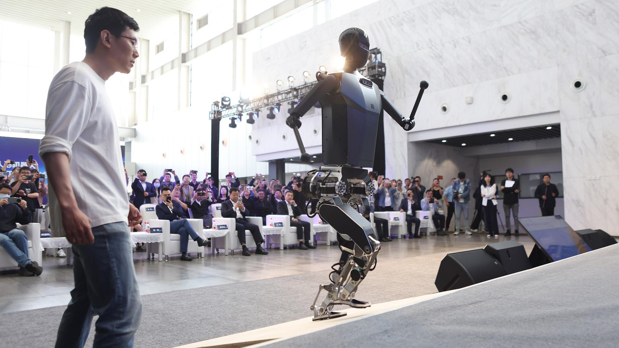 Kina præsenterer verdens første elektriske humanoide robot “Tiangong”