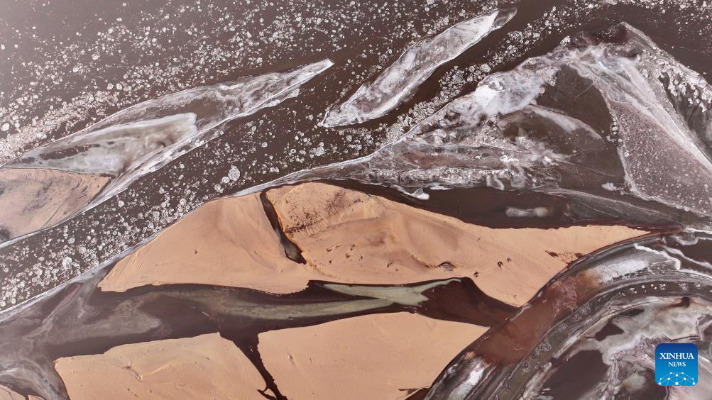 Akull i rrjedhshëm në Lumin e Verdhë në Kinën veriperëndimore